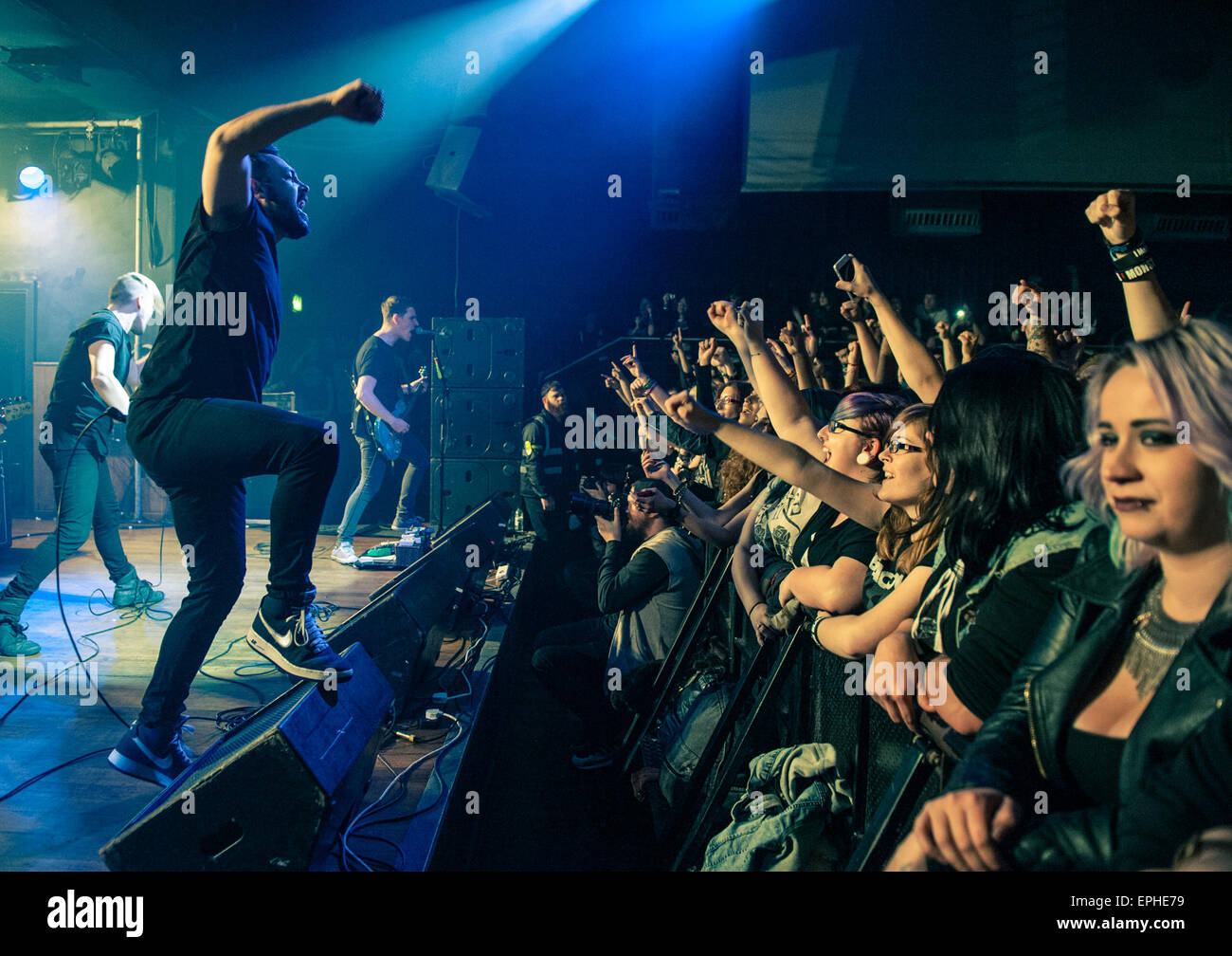 Singing butler hi-res stock photography and images - Alamy