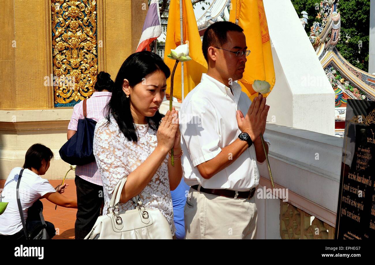 Bangkok, Thailand: Devout Buddhist Thais holding Lotus flowers pray at ...
