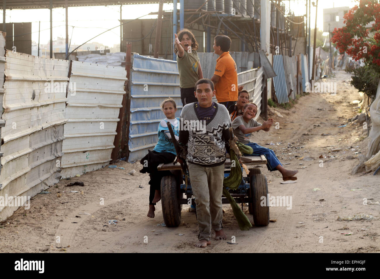Jabalia, The Gaza Strip, Palestine. 18th May, 2015. Palestinian kid ...
