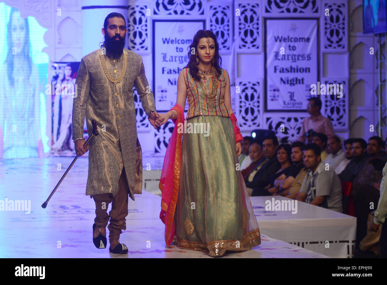 Lahore, Pakistan. 18th May, 2015. Pakistani models present a summer ...
