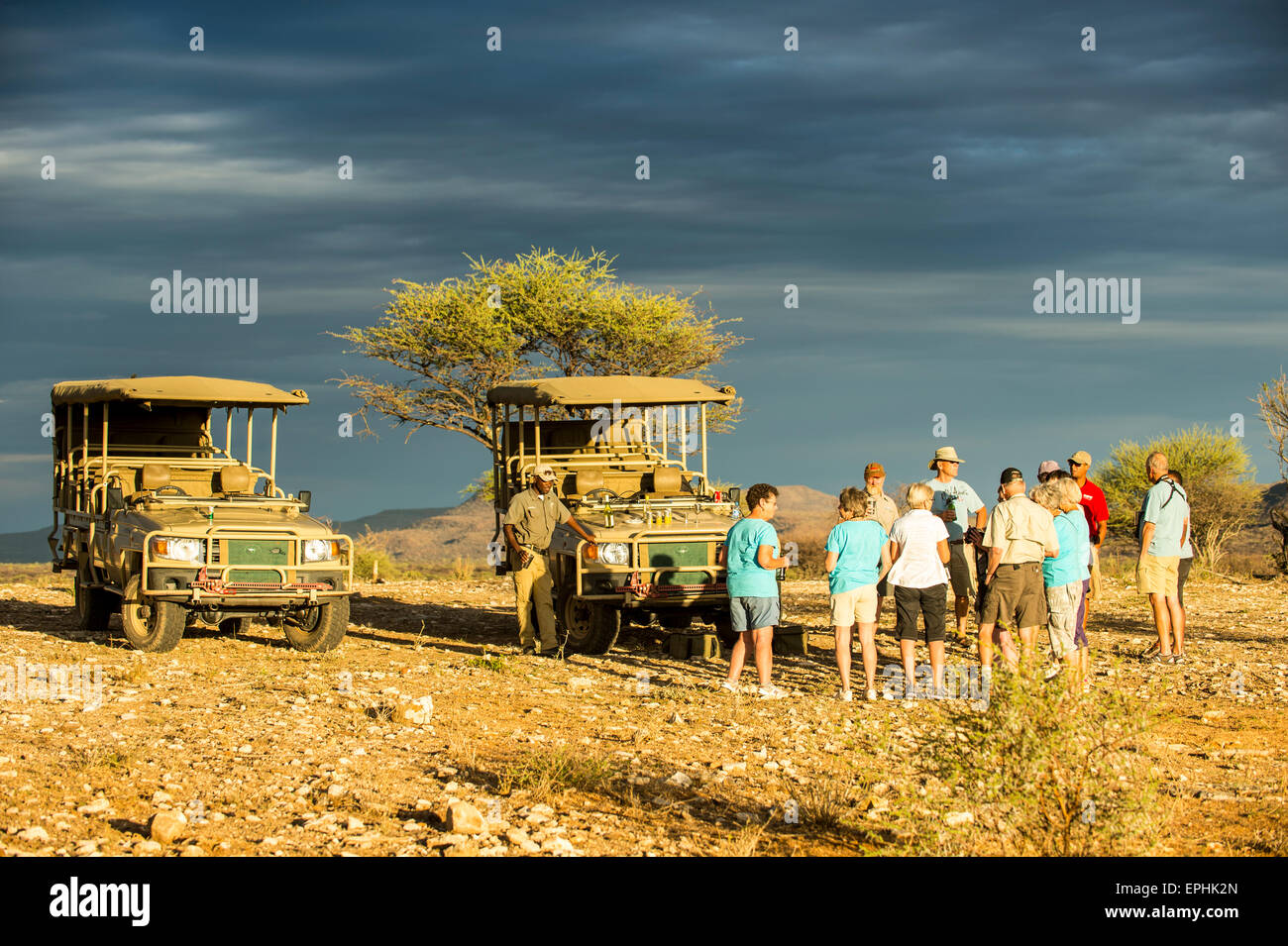 Group of seniors talking hi-res stock photography and images - Alamy