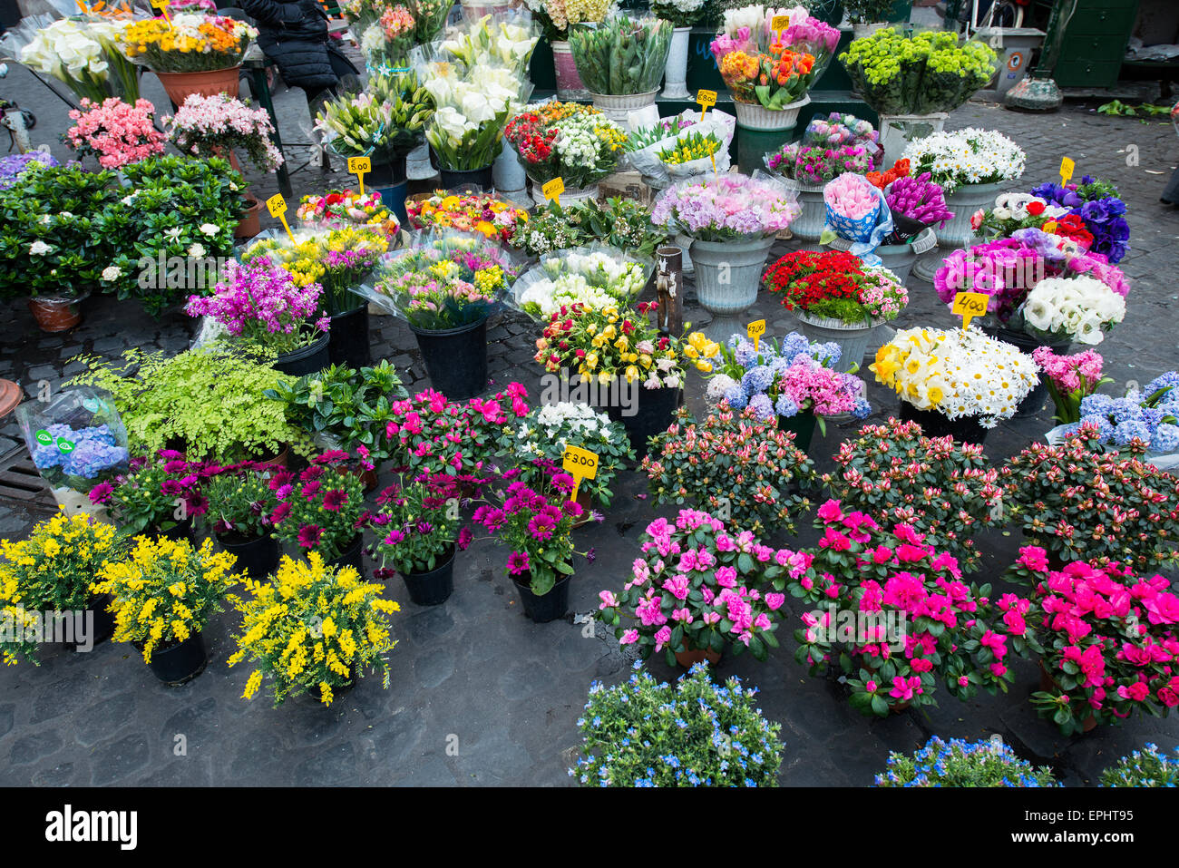 Street flower shop with colourful flowers Stock Photo - Alamy
