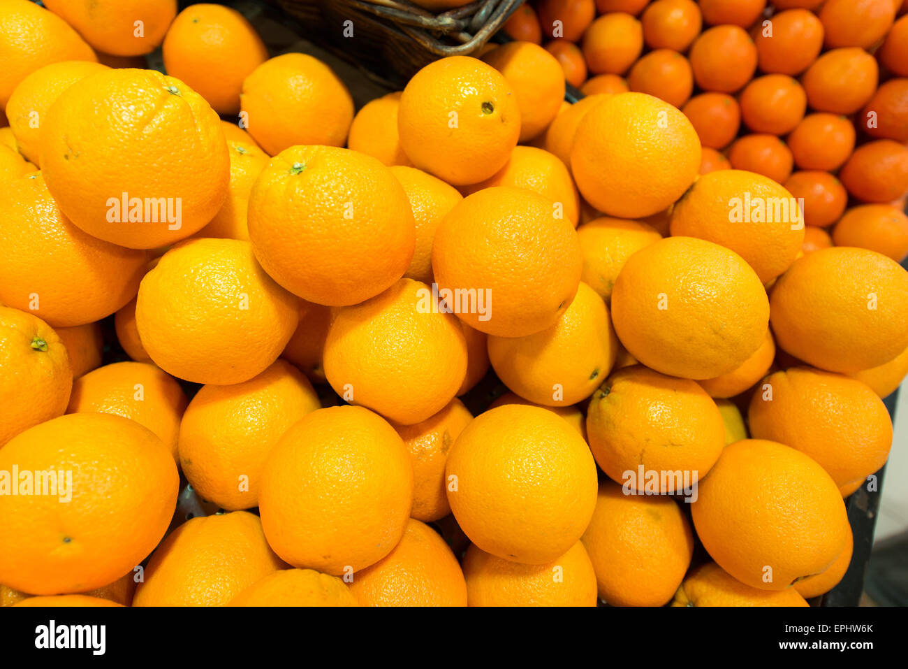 Citrus fruit on the supermarket stall Stock Photo - Alamy