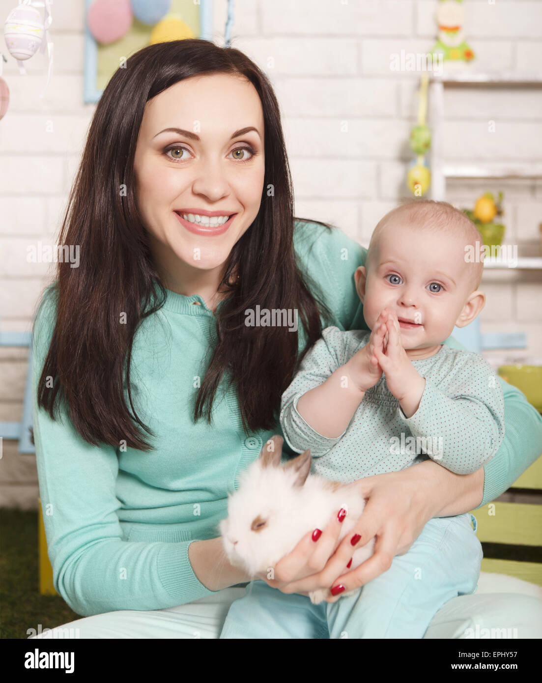 Mommy rabbit and baby rabbit hi-res stock photography and images - Alamy