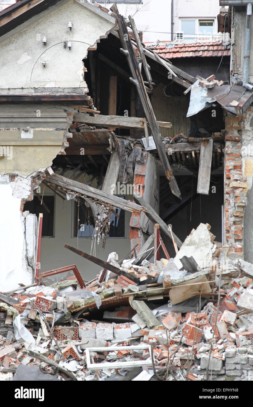 House destroyed by earthquake hi-res stock photography and images - Alamy
