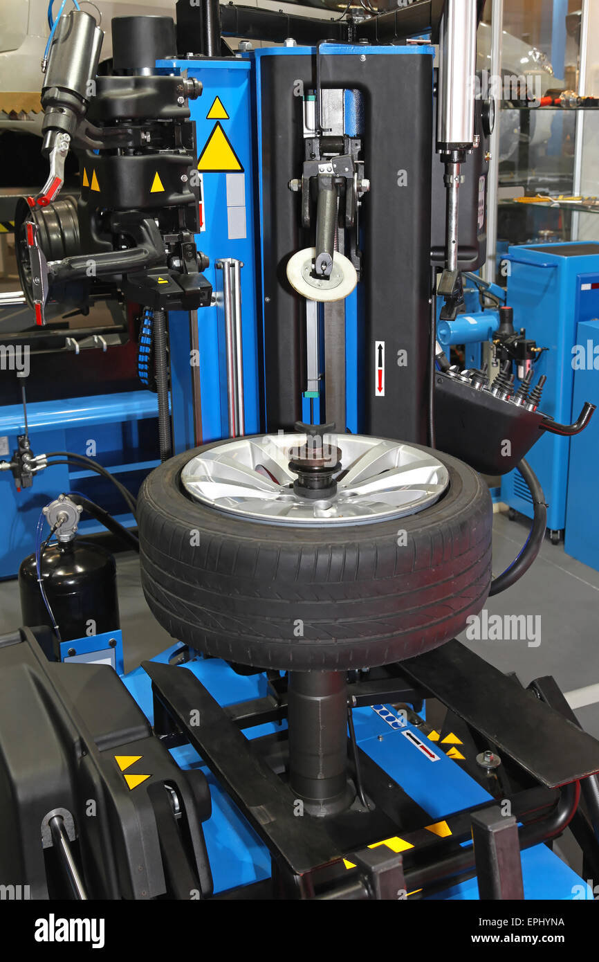 Tyre press hi-res stock photography and images - Alamy