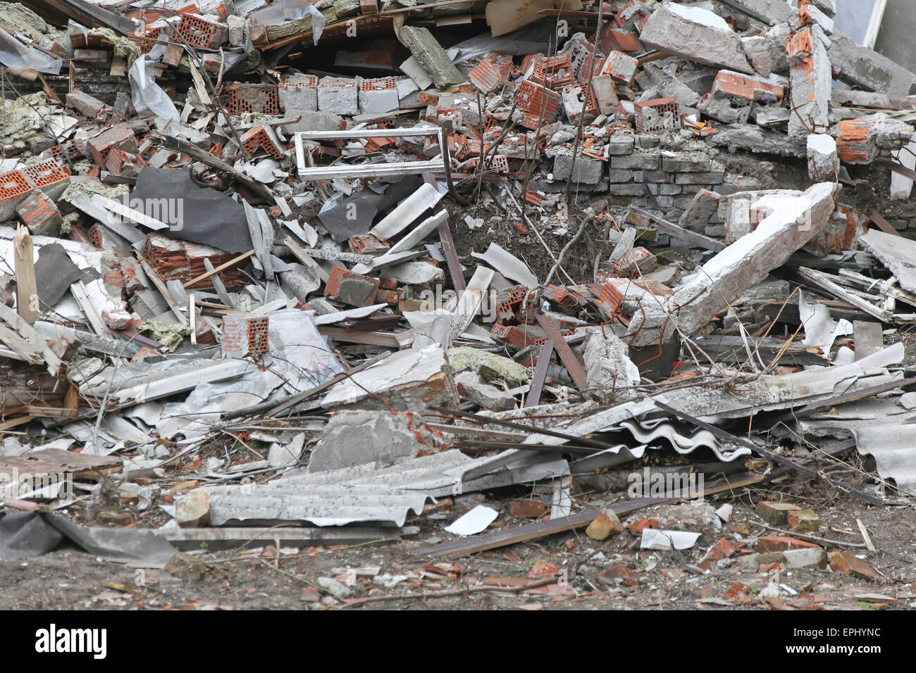Earthquake ruins hi-res stock photography and images - Alamy