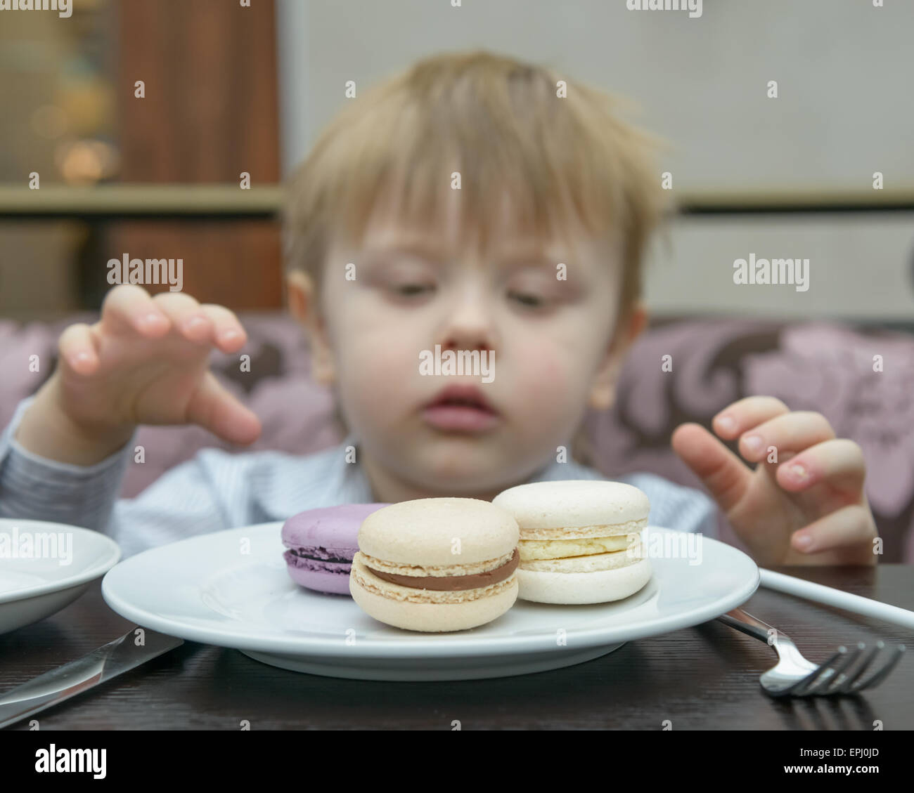 little boy eating cake Stock Photo - Alamy