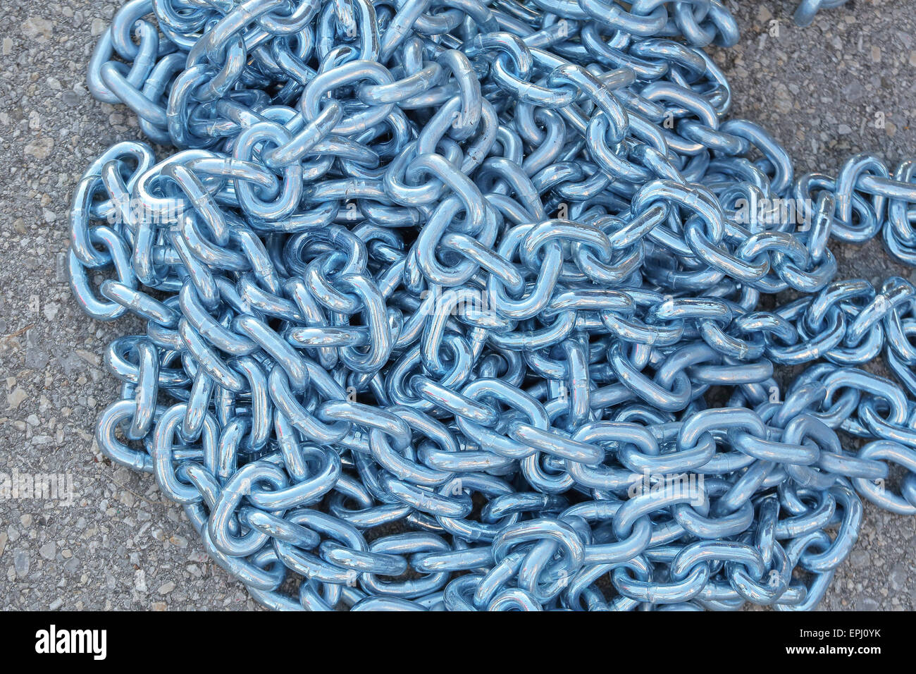 Chain links pile steel metal hi-res stock photography and images - Alamy