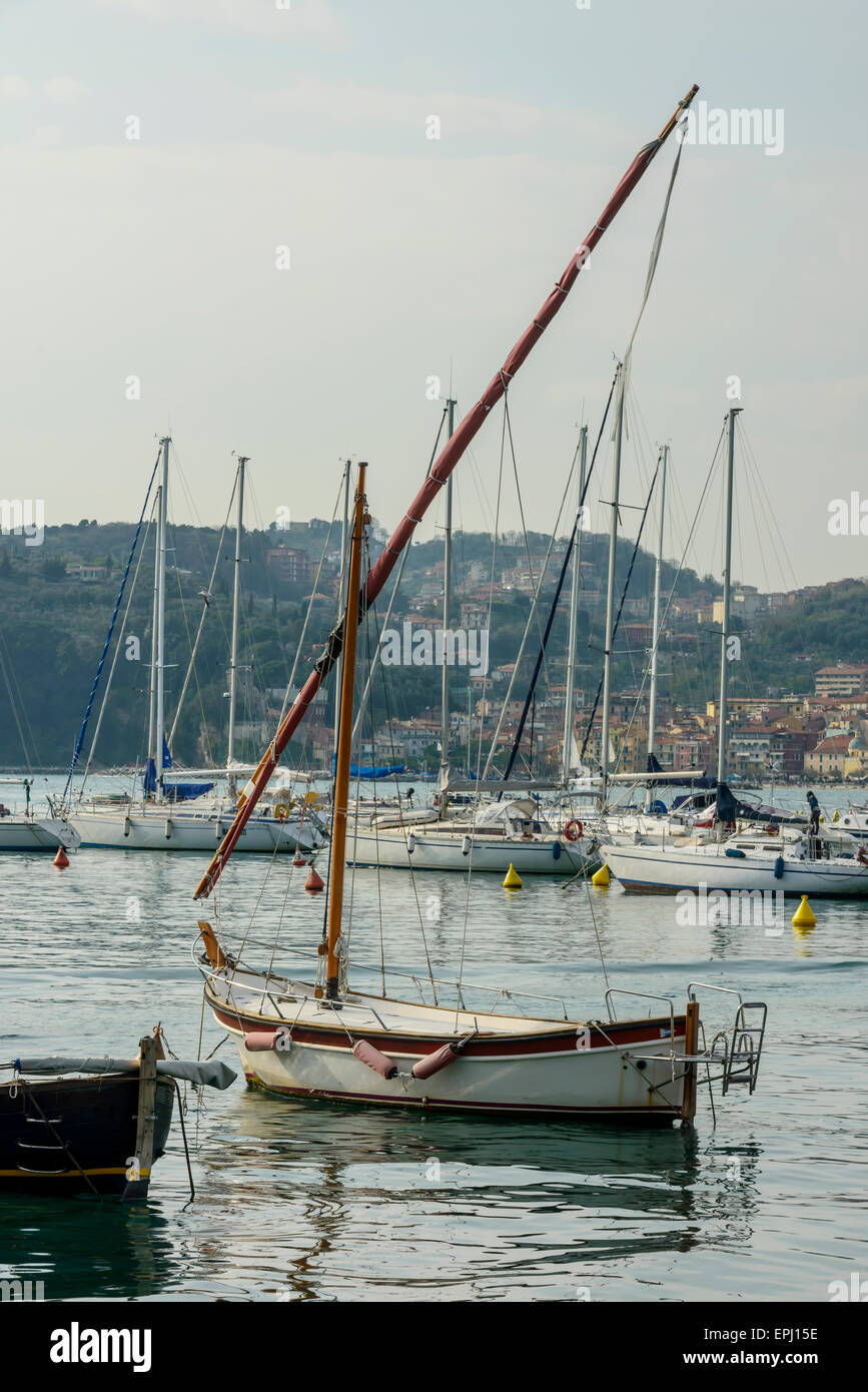 Traditional italian wooden boat hi-res stock photography and images - Alamy