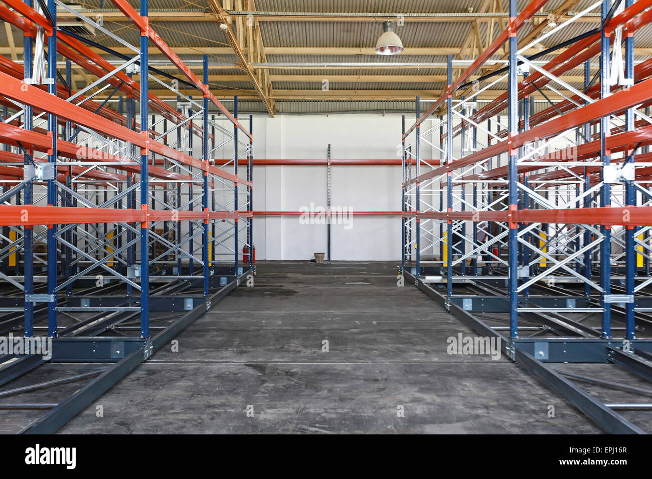 Empty warehouse racks hi-res stock photography and images - Alamy