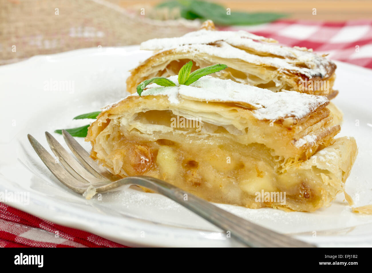 Apple strudel hi-res stock photography and images - Alamy