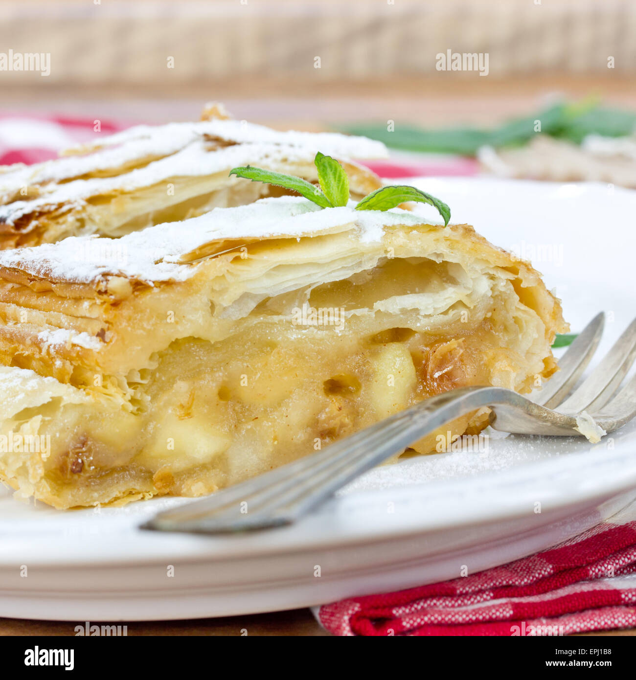 Apfel strudel hi-res stock photography and images - Alamy