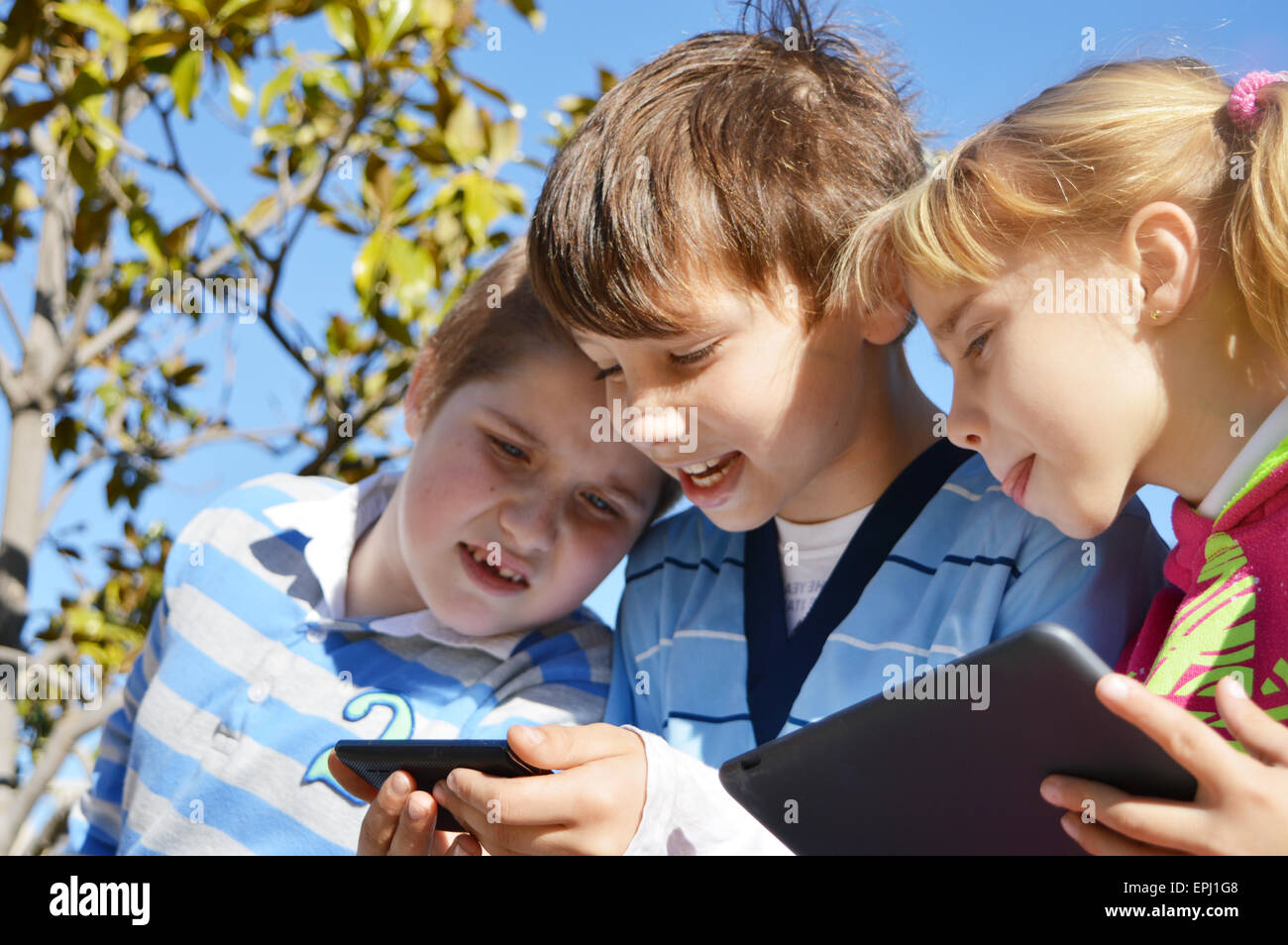 kids with smartphone Stock Photo - Alamy