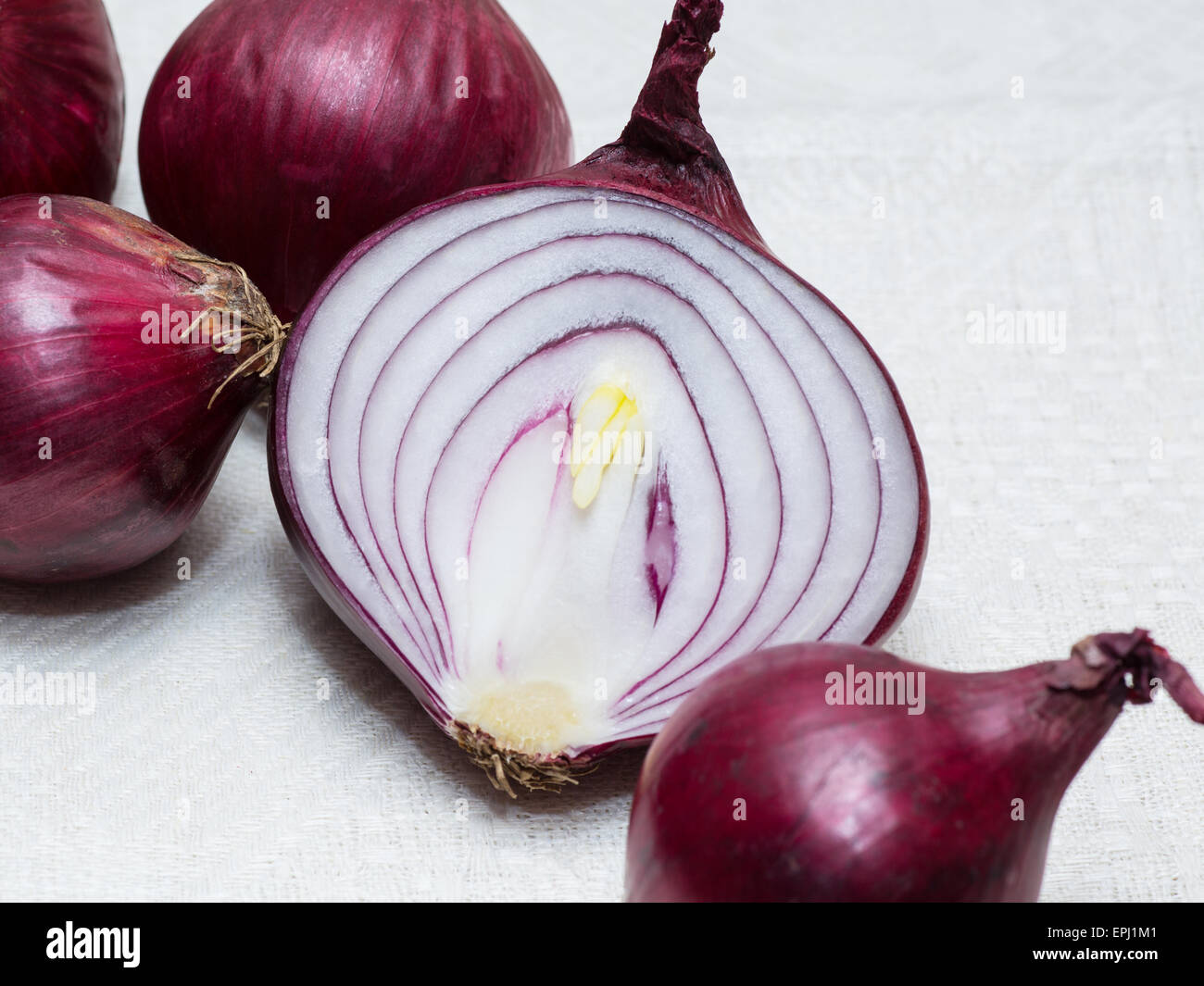 How to cut an onion hi-res stock photography and images - Alamy