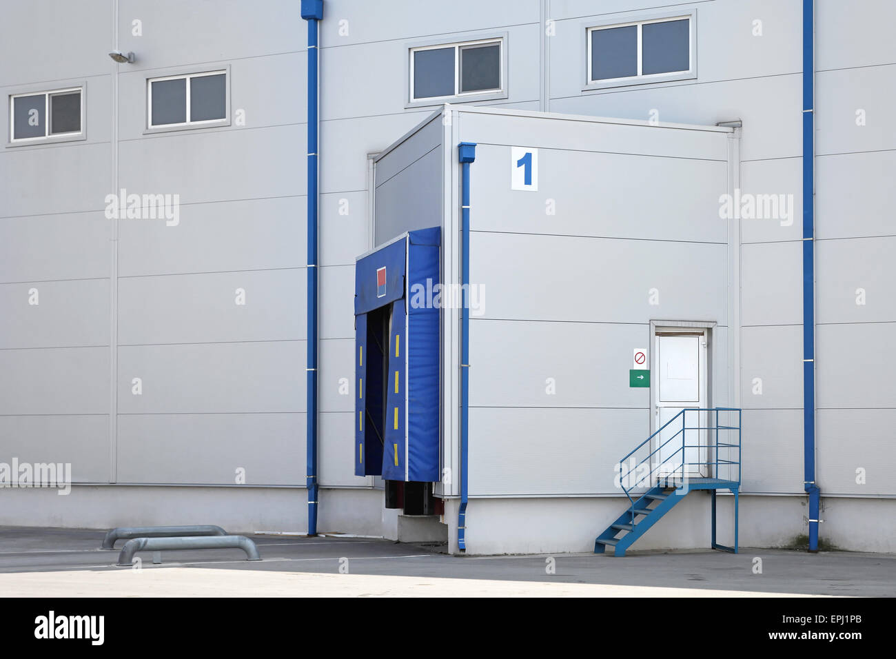 Warehouse exterior loading dock hi-res stock photography and images - Alamy