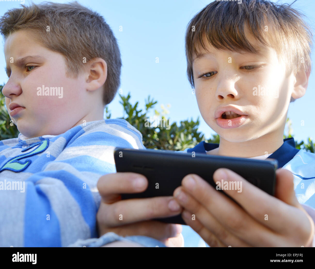 kids with smartphone Stock Photo - Alamy