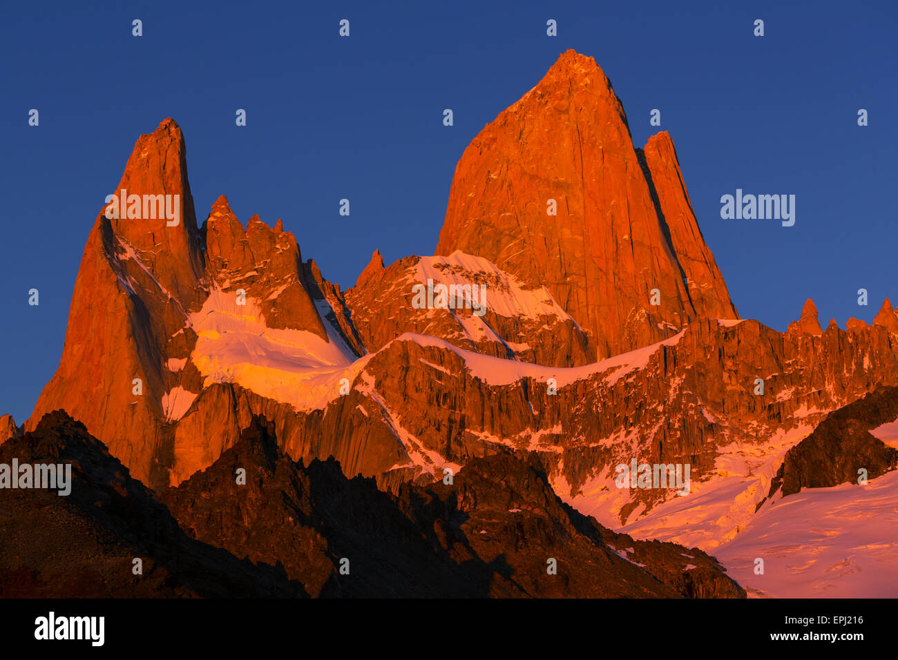 Monte fitz roy dawn parque hi-res stock photography and images - Alamy