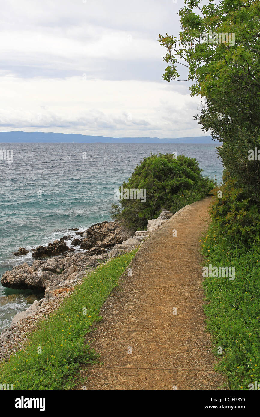 Shore path hi-res stock photography and images - Alamy