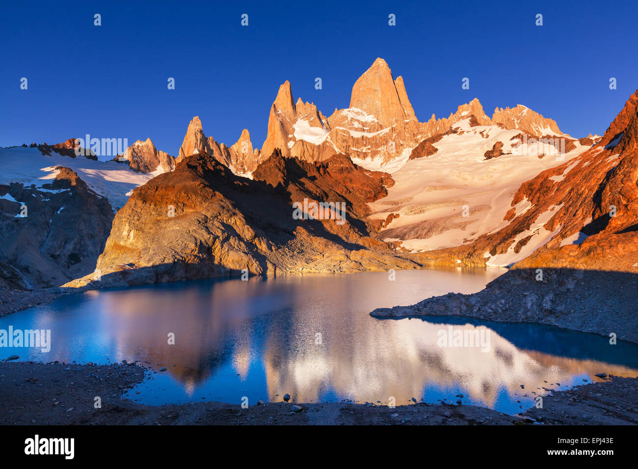 Monte fitz roy dawn parque hi-res stock photography and images - Alamy