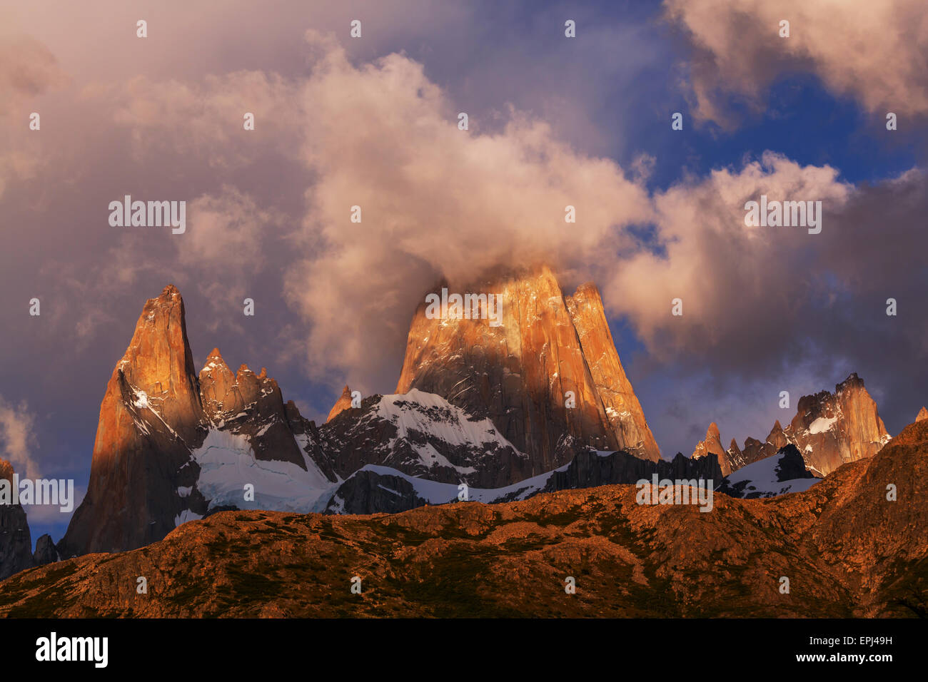 Monte fitz roy dawn parque hi-res stock photography and images - Alamy