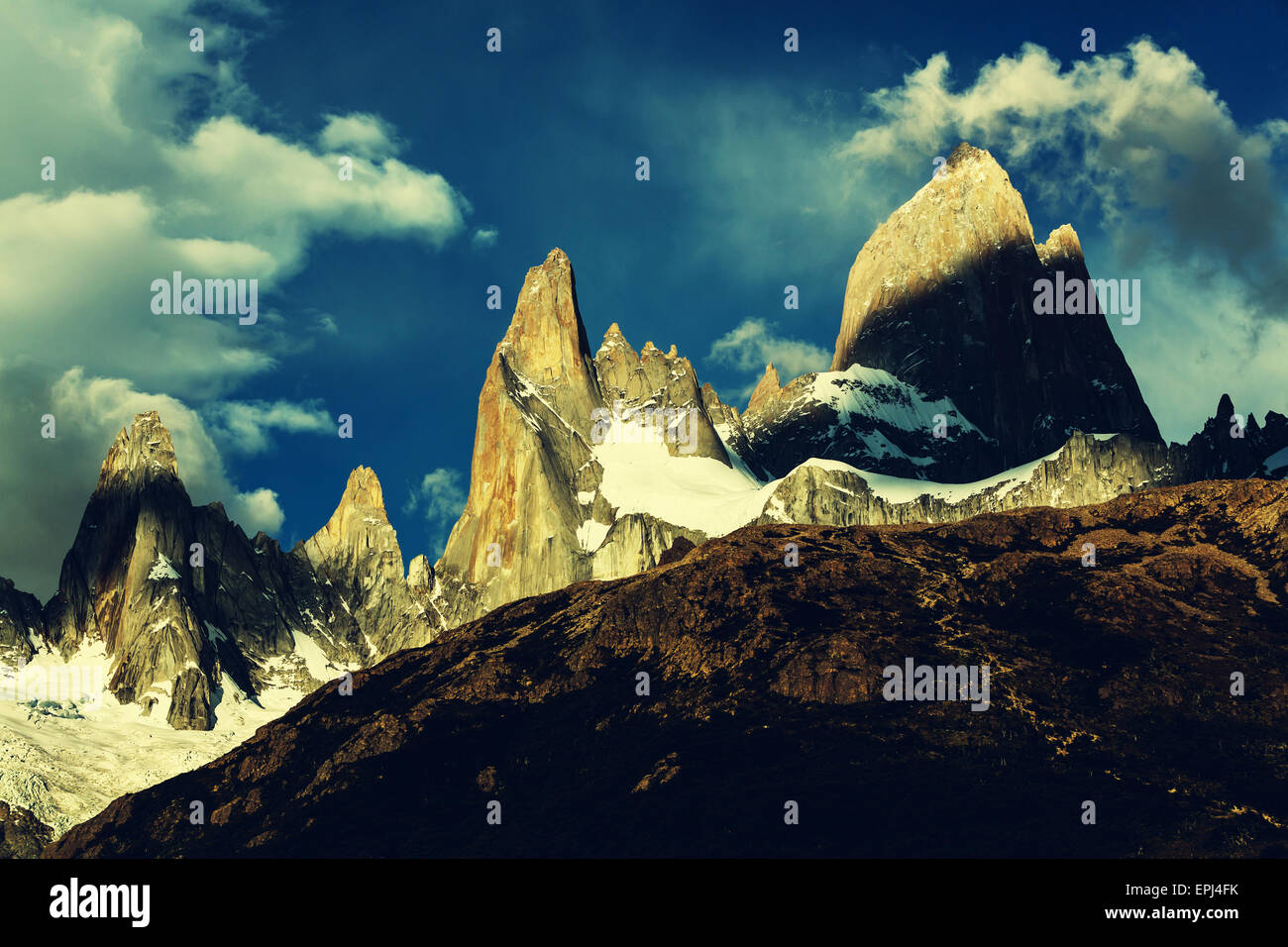 Monte fitz roy dawn parque hi-res stock photography and images - Alamy