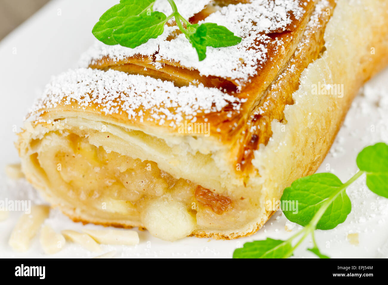 Apfel strudel hi-res stock photography and images - Alamy