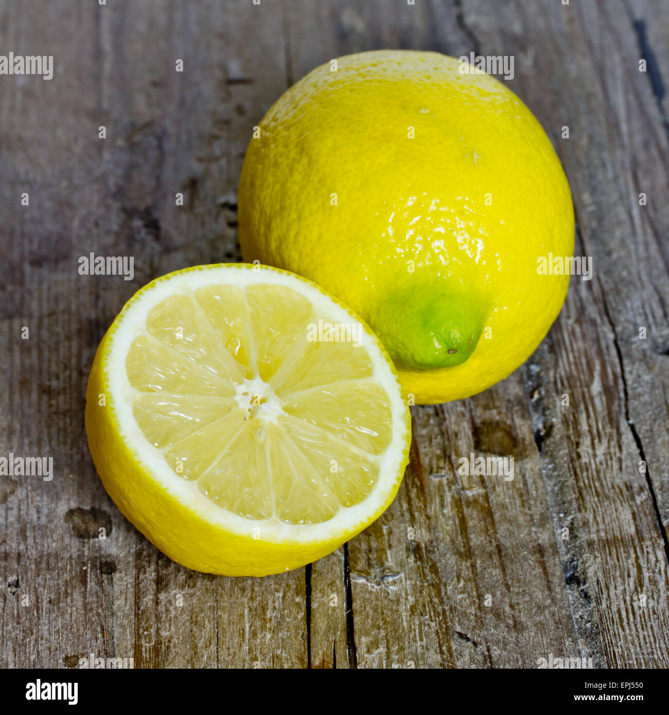 Halbe zitronenscheibe hi-res stock photography and images - Alamy