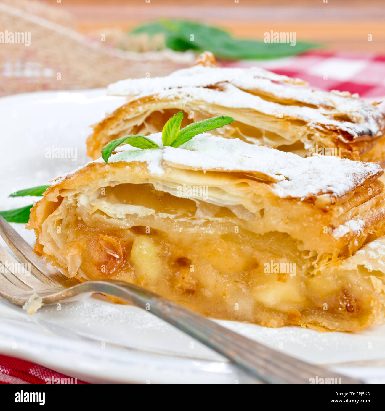 Apfel strudel hi-res stock photography and images - Alamy