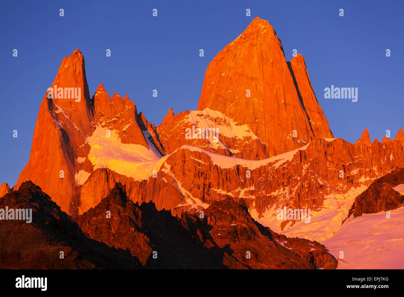 Monte fitz roy dawn parque hi-res stock photography and images - Alamy