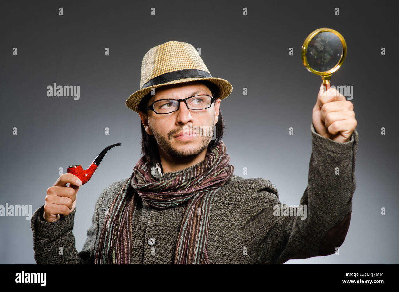 Funny detective with smoking pipe and magnifying glass Stock Photo - Alamy