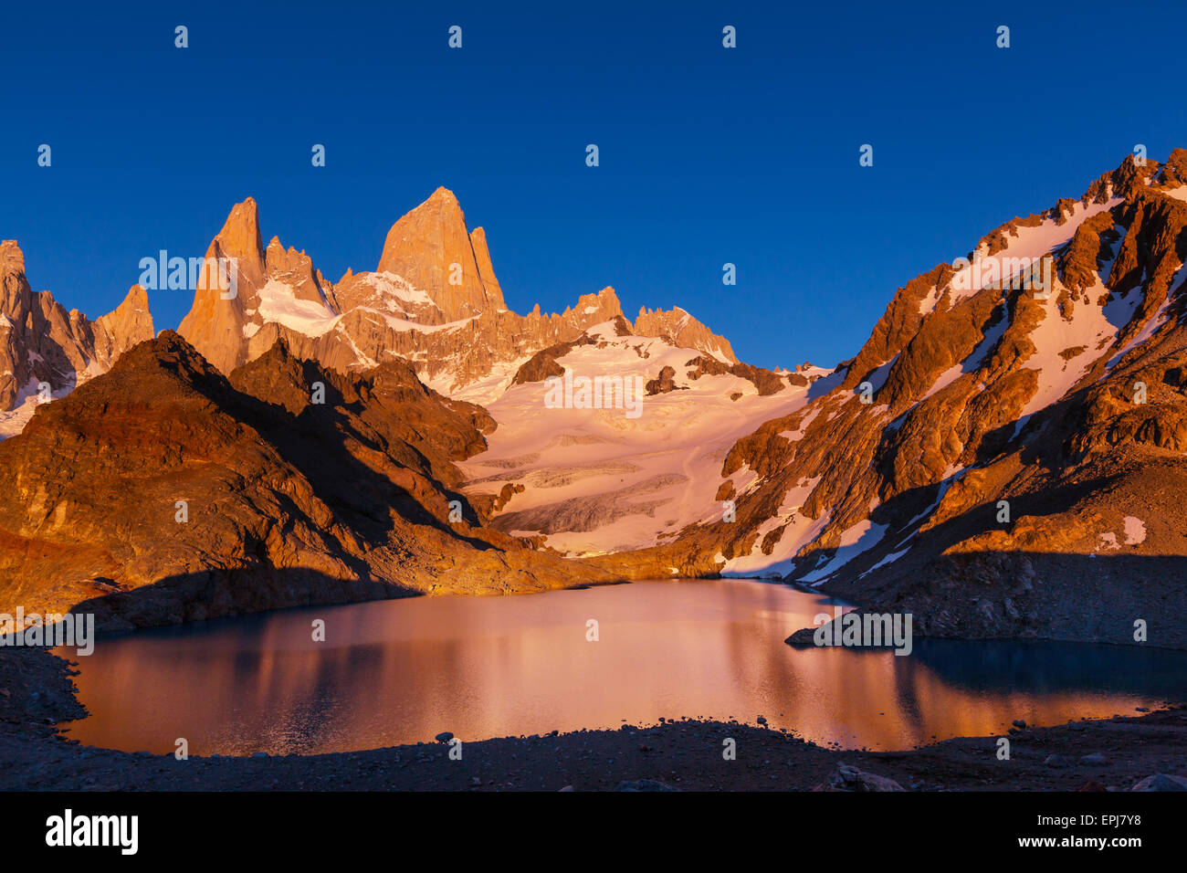 Monte fitz roy dawn parque hi-res stock photography and images - Alamy