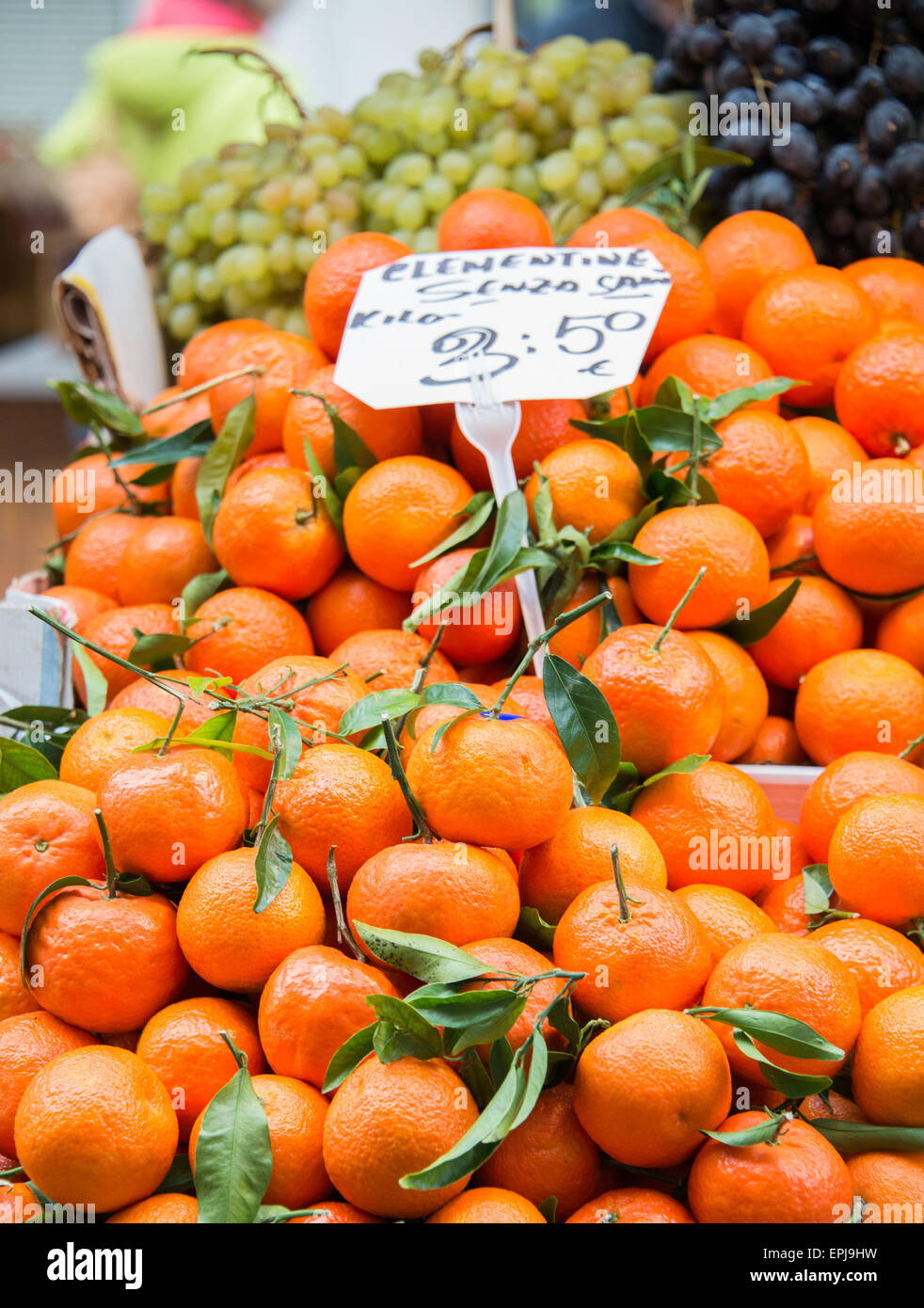 Citrus fruit on the supermarket stall Stock Photo - Alamy