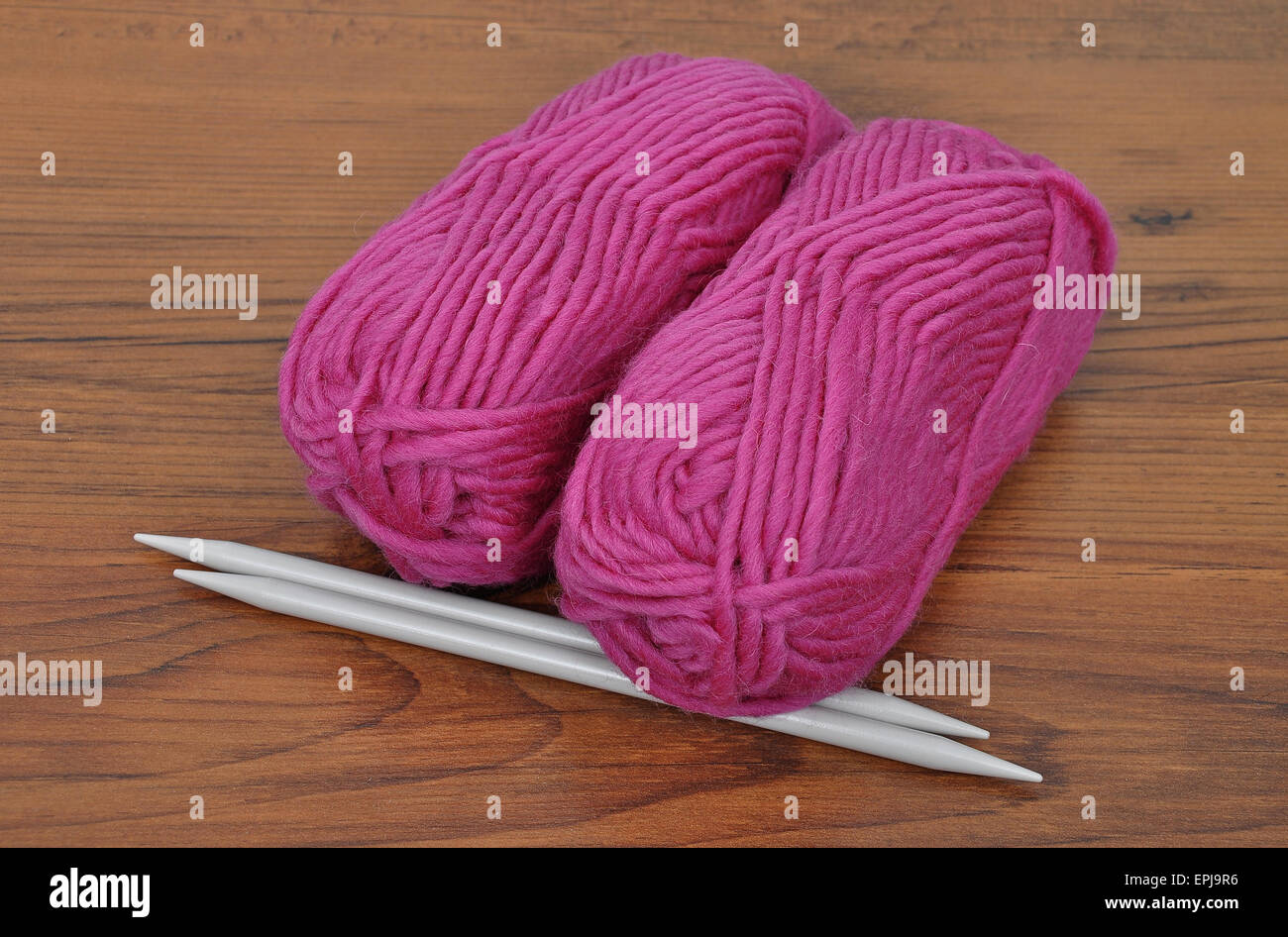 Ball of wool with knitting needles Stock Photo - Alamy