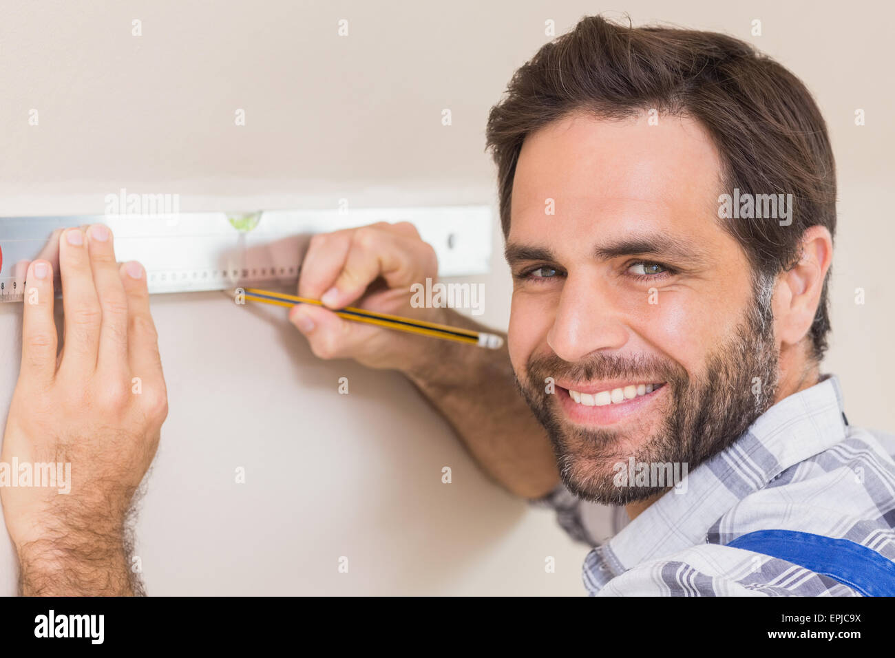 Construction worker using spirit level Stock Photo - Alamy