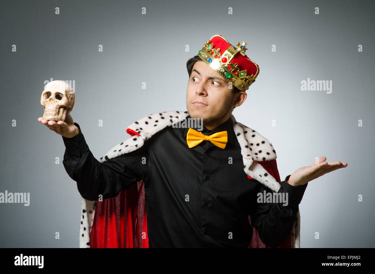 Skull wearing crown of royalty hi-res stock photography and images - Alamy
