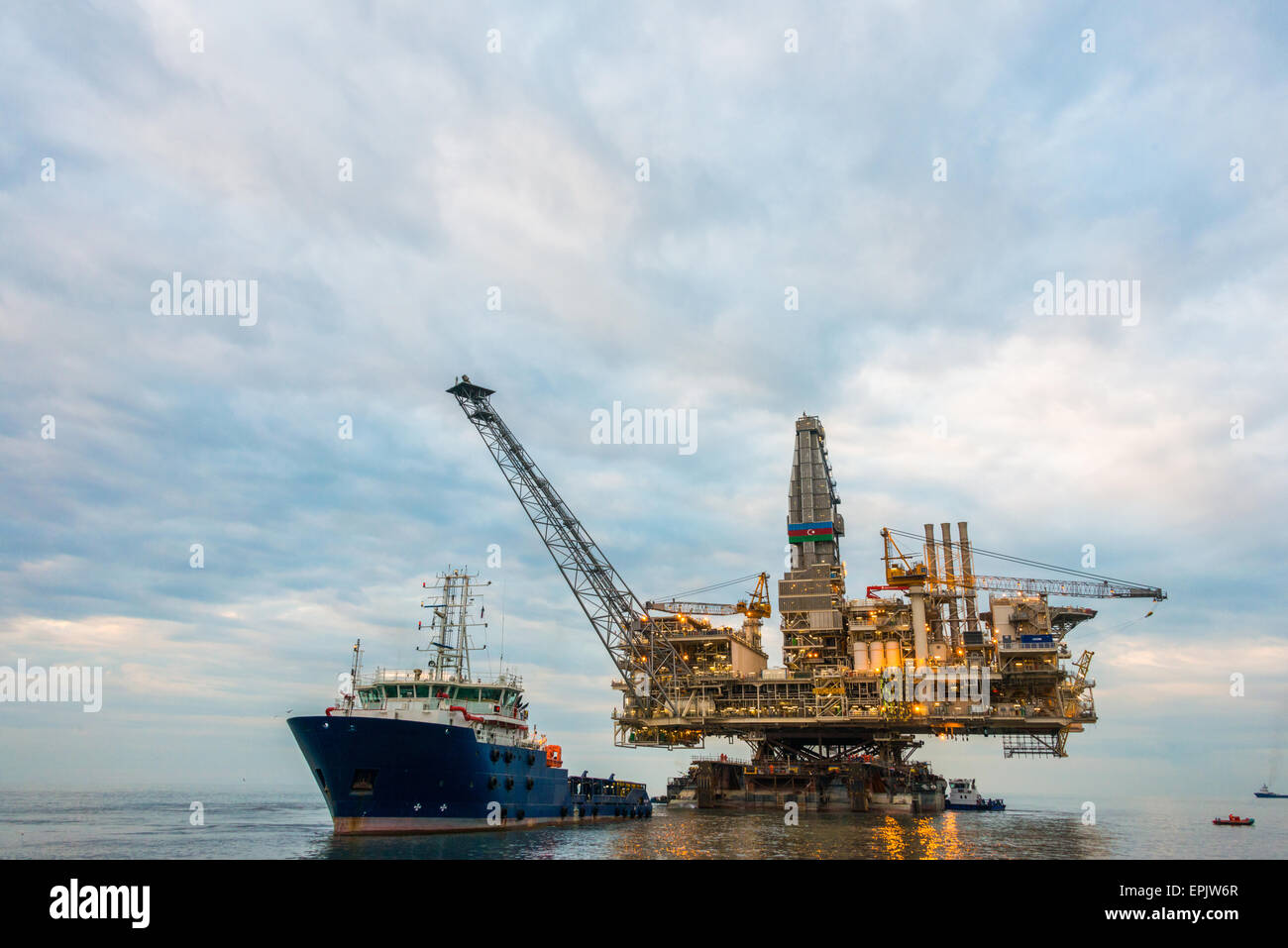 Shallow water oil platform hi-res stock photography and images - Alamy