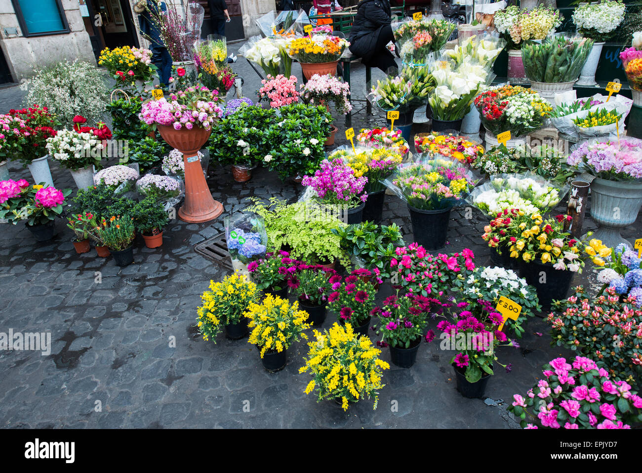 Street flower shop with colourful flowers Stock Photo - Alamy