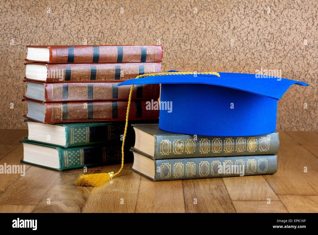 Graduation cap on stack books hi-res stock photography and images - Alamy