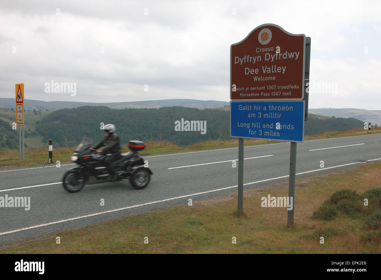 Welcome to wales road sign hi-res stock photography and images - Alamy