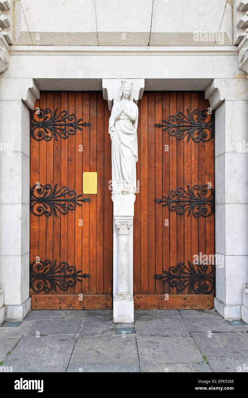 Worship doors hi-res stock photography and images - Alamy