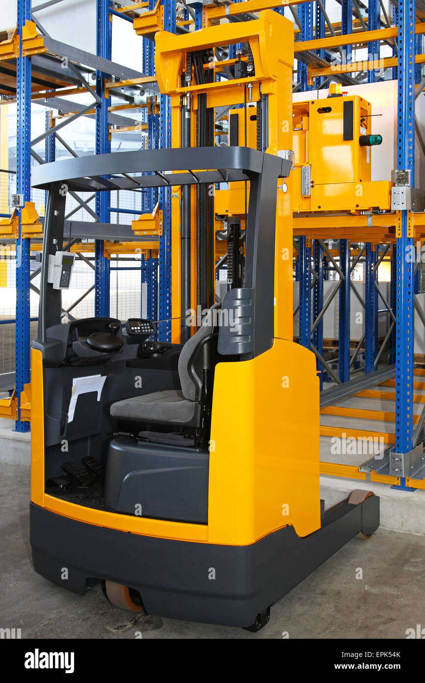 Reach truck hi-res stock photography and images - Alamy