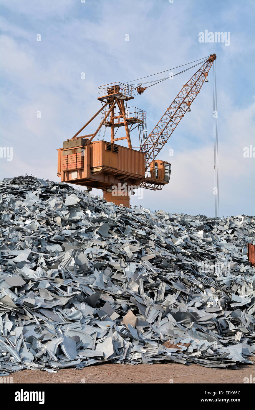 Unloading scrap metal hi-res stock photography and images - Alamy