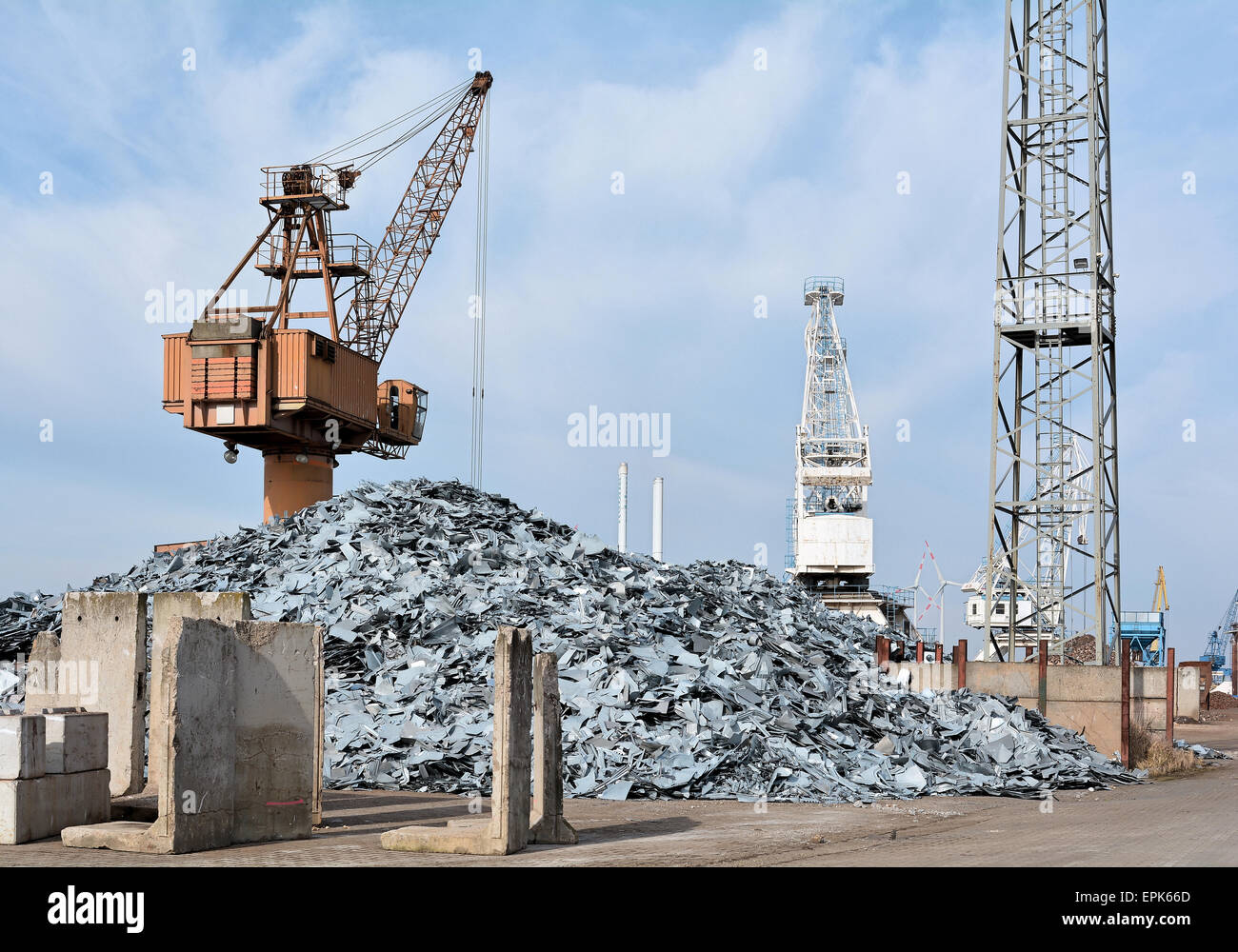 Unloading scrap metal hi-res stock photography and images - Alamy