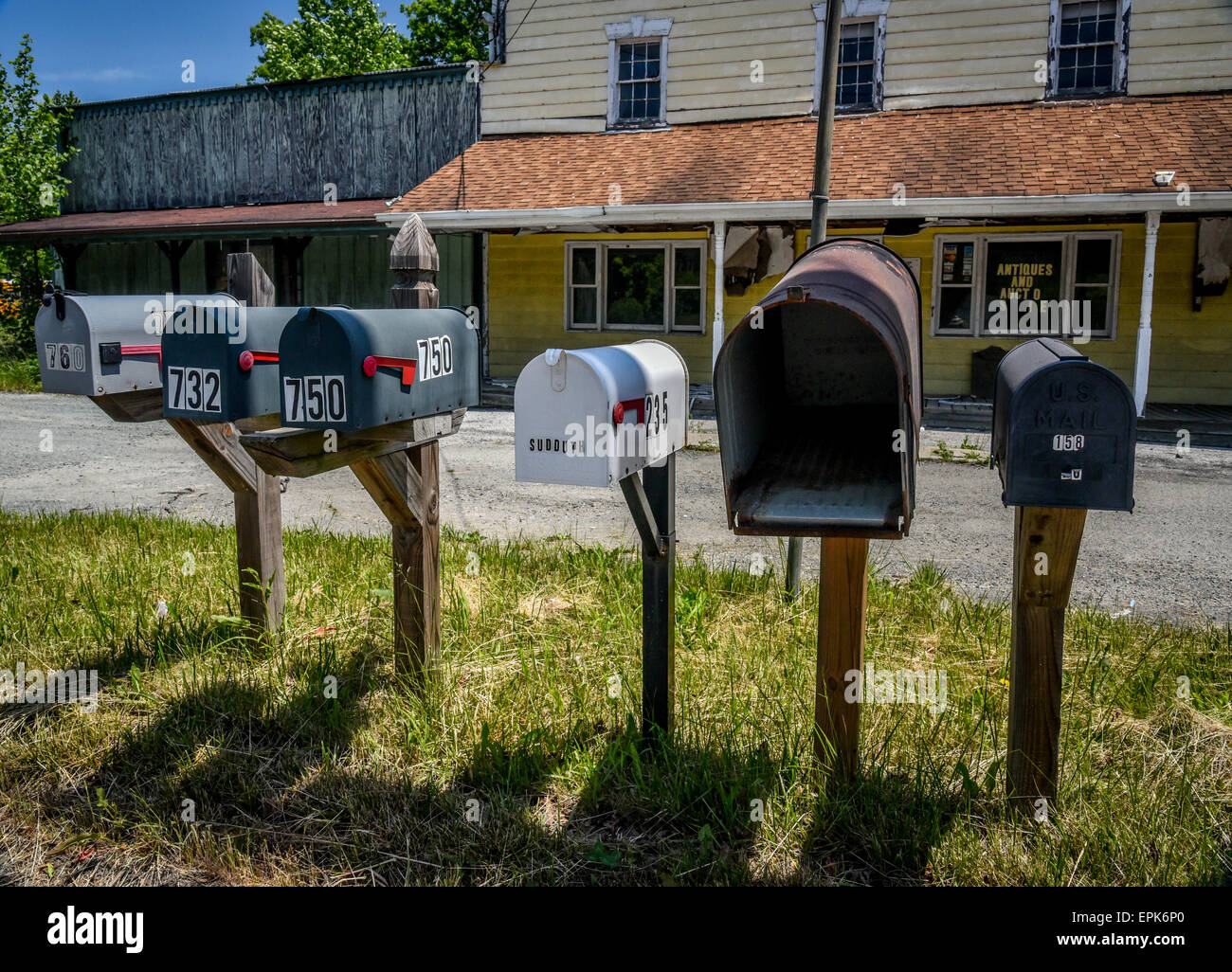 Abandoned mailboxes hi-res stock photography and images - Alamy