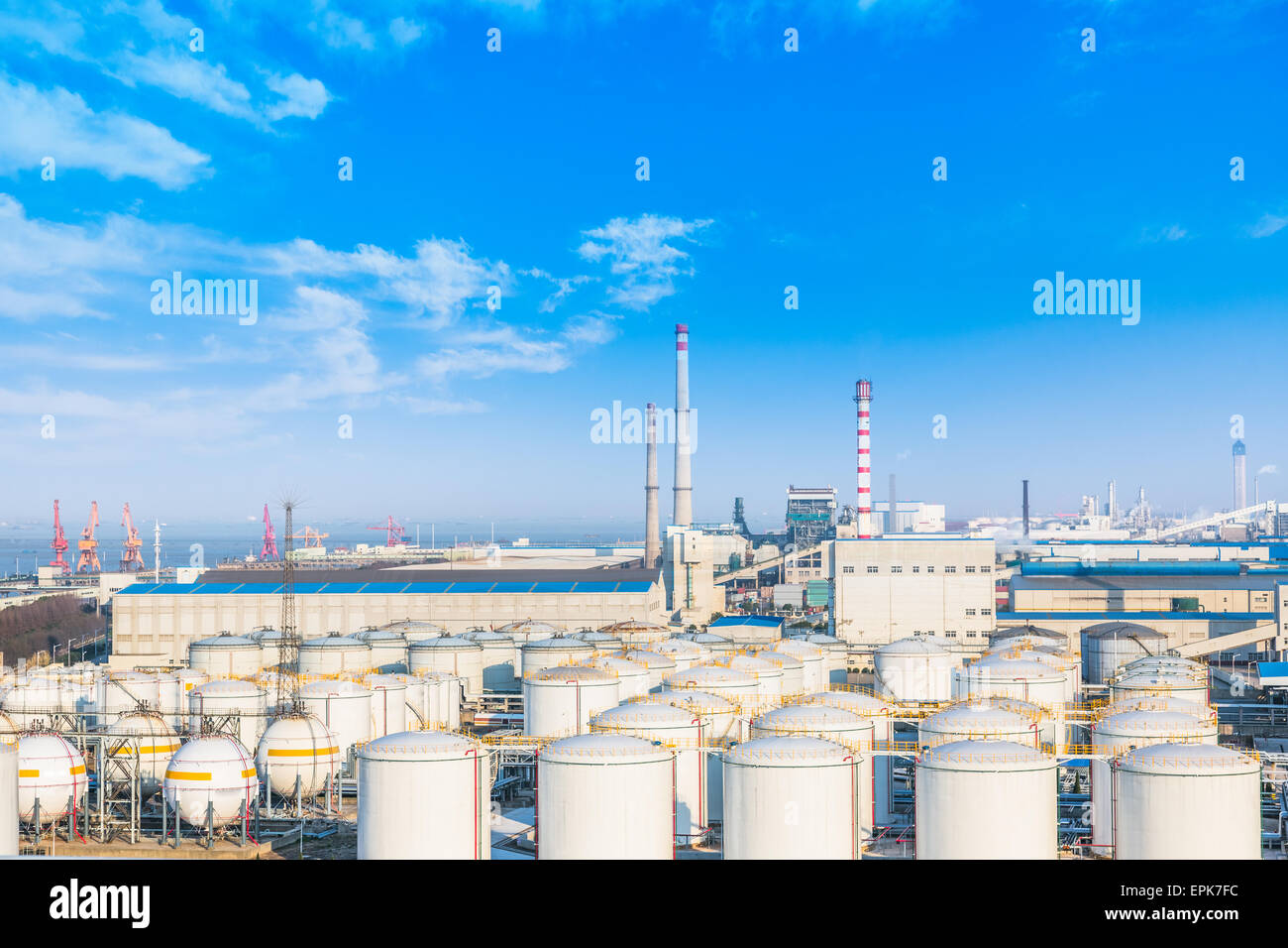 Industry fuel and power generation storage tank chemical plant hi-res stock photography and ...