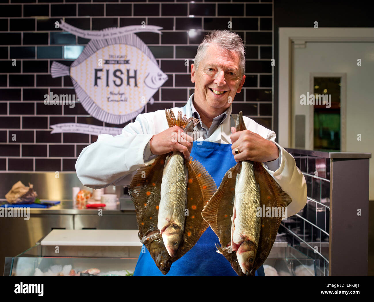Fishmonger counter plaice sea bass hi-res stock photography and images ...