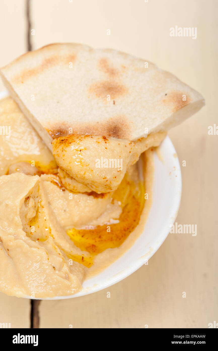 Hummus with pita bread Stock Photo - Alamy