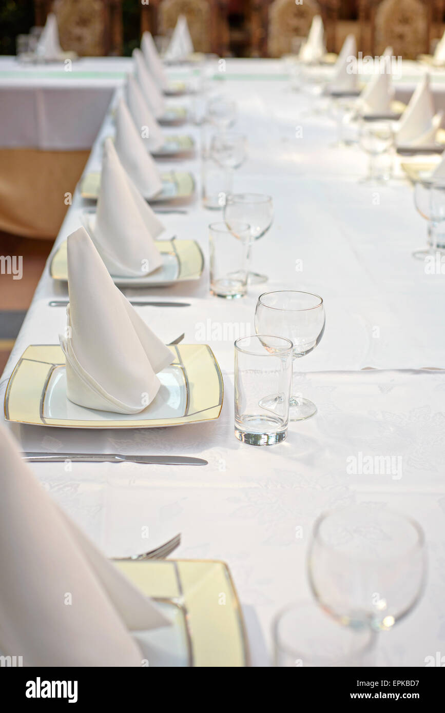 Long banquet table hi-res stock photography and images - Alamy
