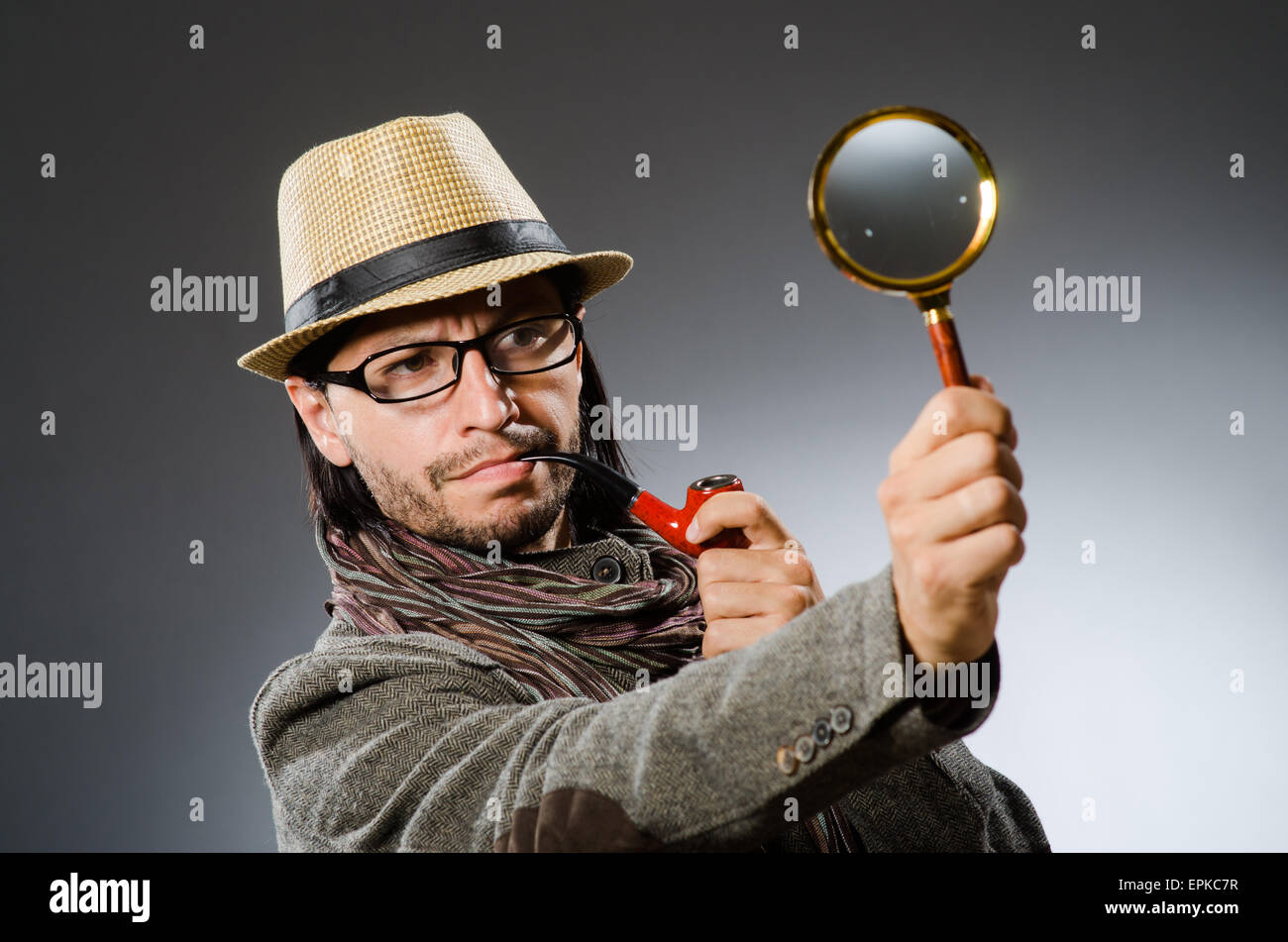 Funny detective with smoking pipe and magnifying glass Stock Photo - Alamy